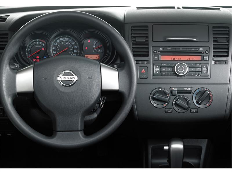 Nissan Tiida Sedan Emotion (2011)